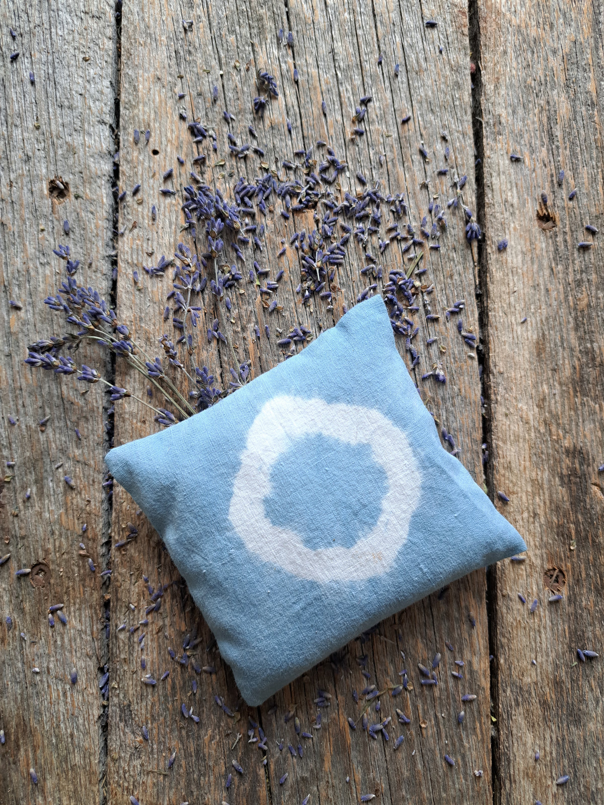 Coussin lavande & teinture végétale – Dahlia Milon