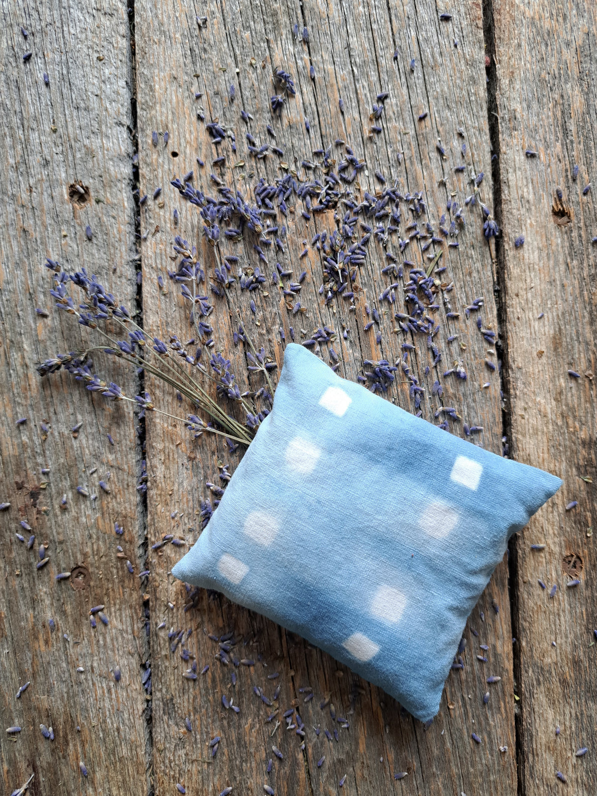 Coussin lavande & teinture végétale – Dahlia Milon